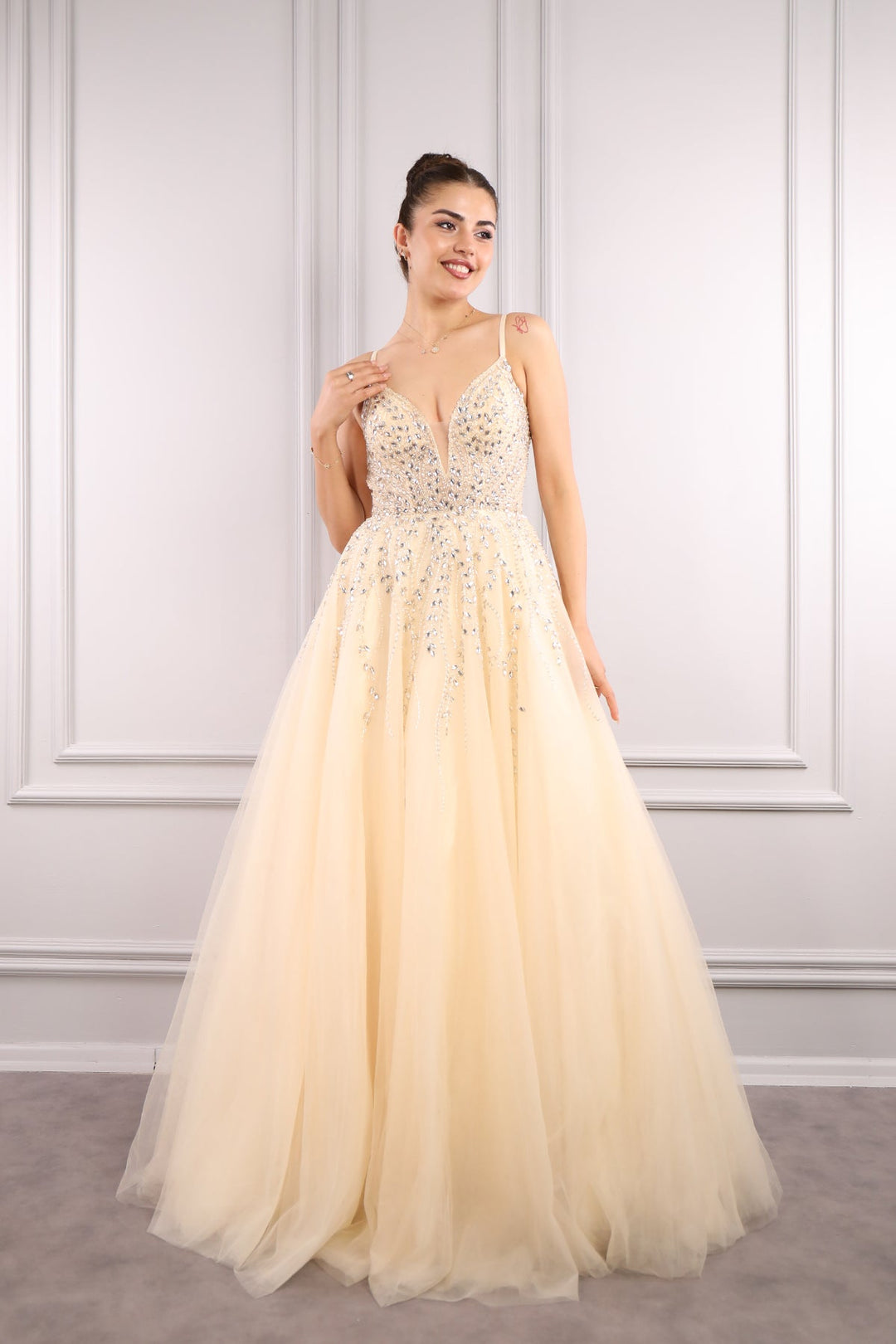 İnce Askılı İşlemeli Tasarım Kabarık Abiye Bej – Arya Moda